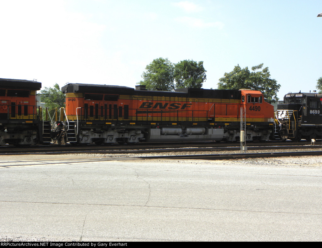 BNSF 4490 and NS 8699